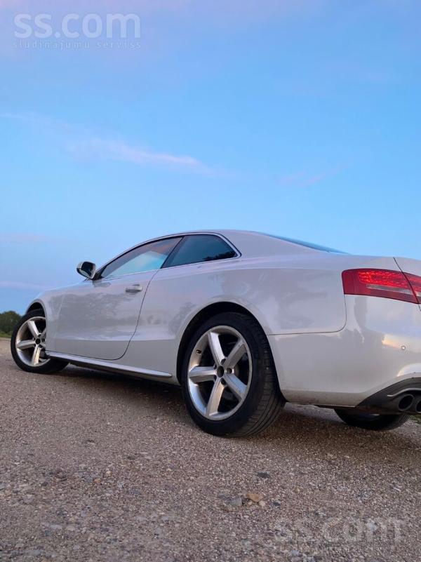 Audi A5 2010 in Daugavpils on AUTOMOTO.COM.LV White Audi A5 2010 in Daugavpils, with an engine capacity of 2.00 L and mileage of 270 thousand km for 2500 €, photo 4 on AUTOMOTO.COM.LV