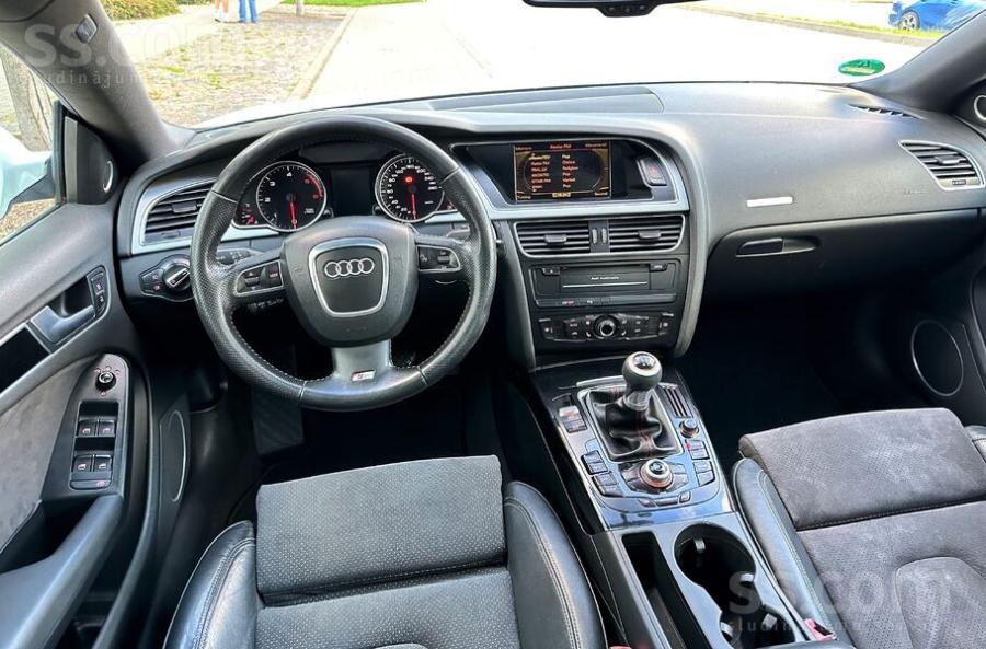 White Audi A5 2010 in Riga, with an engine capacity of 3.00 L and mileage of 298 thousand km for 7300 €, photo 11 on AUTOMOTO.COM.LV
