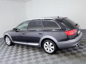 Melns Audi A6 Allroad 2006 Tallina, ar dzinēja tilpumu 3.00 L un nobraukumu 377 tūkst. km par 2199 €, foto 12 vietnē AUTOMOTO.COM.LV