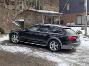 Black Audi A6 Allroad 2012 in Kaunas, with an engine capacity of 2.97 L and mileage of 334 thousand km for 11999 €, photo 3 on AUTOMOTO.COM.LV