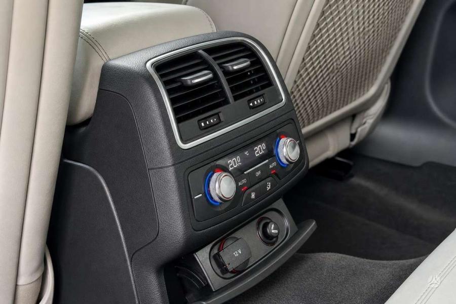 Black Audi A6 Allroad 2013 in Vilnius, with an engine capacity of 3.00 L and mileage of 267 thousand km for 11350 €, photo 16 on AUTOMOTO.COM.LV