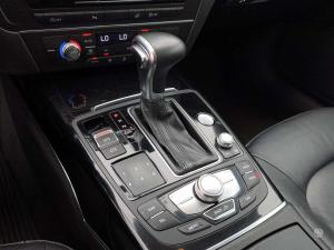 White Audi A6 Allroad 2012 in Vilnius, with an engine capacity of 3.00 L and mileage of 301 thousand km for 6999 €, photo 18 on AUTOMOTO.COM.LV