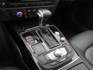 White Audi A6 Allroad 2012 in Vilnius, with an engine capacity of 3.00 L and mileage of 301 thousand km for 6999 €, photo 18 on AUTOMOTO.COM.LV