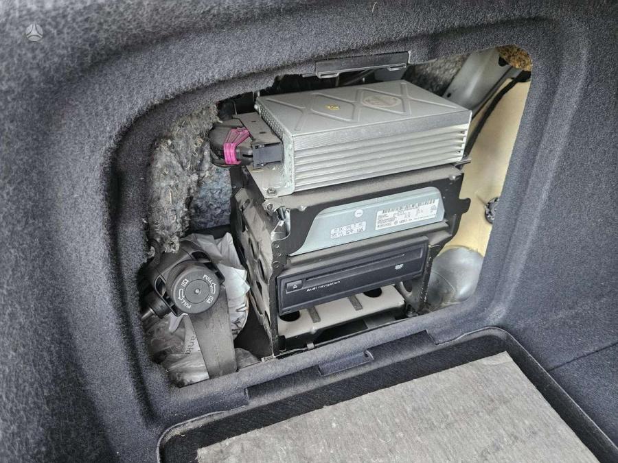 Black Audi A6 2005 in Vilnius, with an engine capacity of 2.70 L and mileage of 265 thousand km for 1050 €, photo 12 on AUTOMOTO.COM.LV