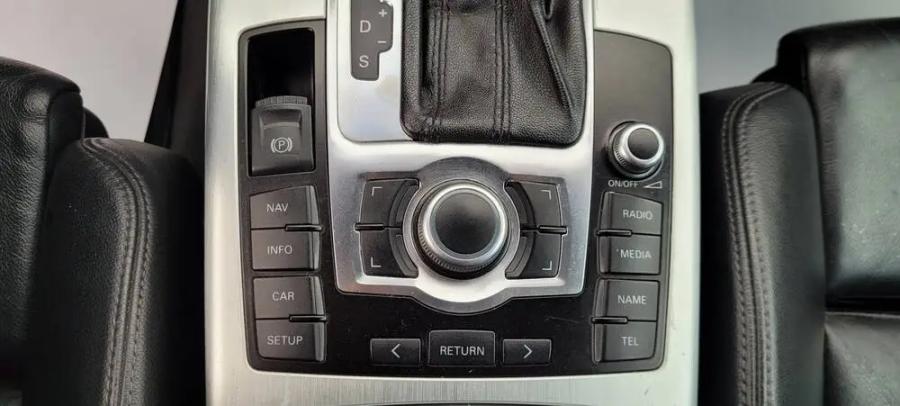 Black Audi A6 2009 in Riga, with an engine capacity of 3.00 L and mileage of 243 thousand km for 6900 €, photo 27 on AUTOMOTO.COM.LV
