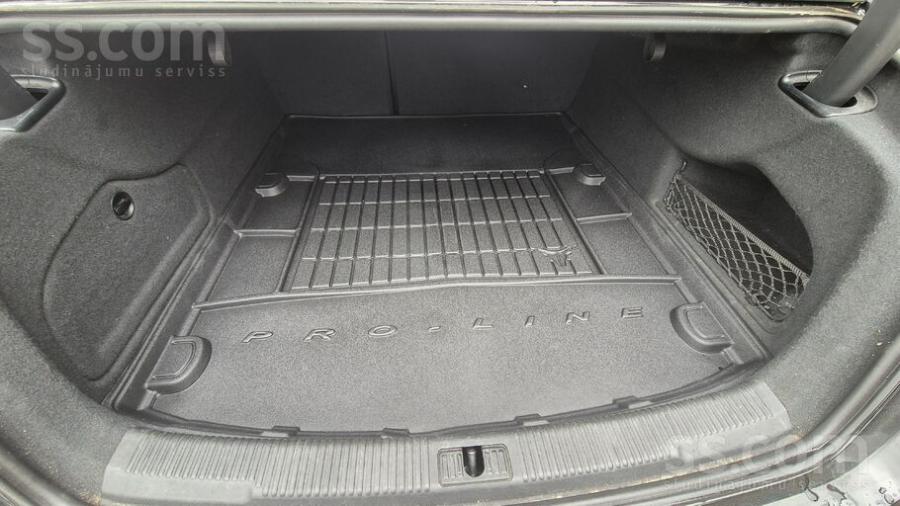 Black Audi A6 2017 in Riga, with an engine capacity of 1.80 L and mileage of 122 thousand km for 14500 €, photo 13 on AUTOMOTO.COM.LV