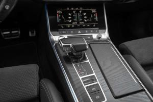 Black Audi A6 2018 in Vilnius, with an engine capacity of 2.97 L and mileage of 217 thousand km for 26000 €, photo 23 on AUTOMOTO.COM.LV