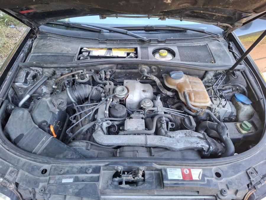 Black Audi A6 2000 in Plunge, with an engine capacity of 2.50 L and mileage of 342 thousand km for 650 €, photo 9 on AUTOMOTO.COM.LV