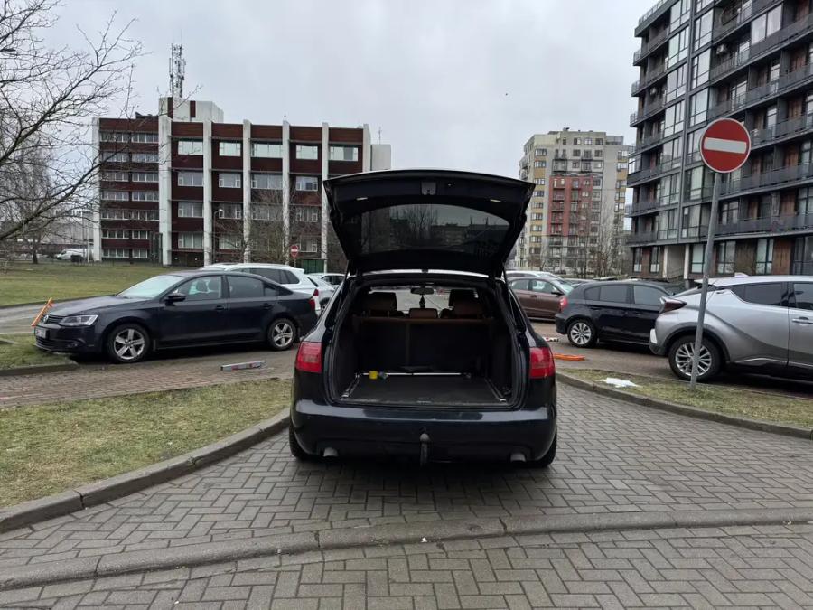Black Audi A6 2005 in Riga, with an engine capacity of 3.00 L and mileage of 328 thousand km for 2990 €, photo 9 on AUTOMOTO.COM.LV