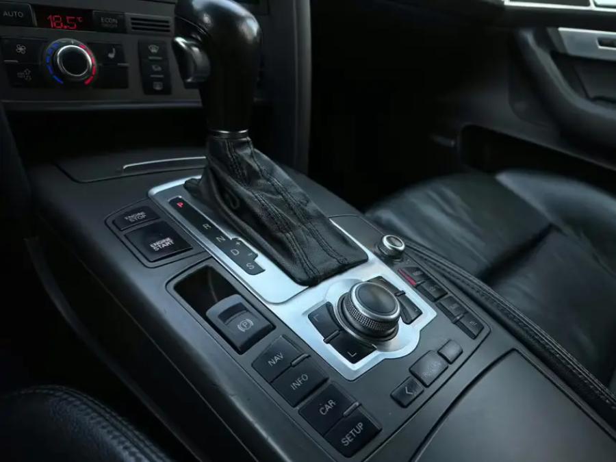 Black Audi A6 2006 in Riga, with an engine capacity of 3.00 L and mileage of 306 thousand km for 3990 €, photo 25 on AUTOMOTO.COM.LV