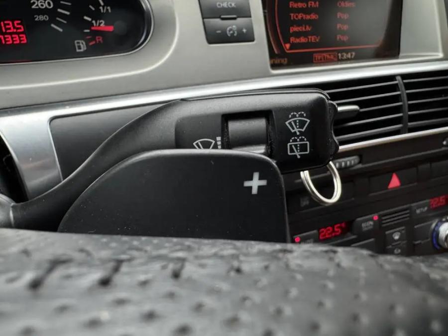 Black Audi A6 2006 in Riga, with an engine capacity of 3.00 L and mileage of 396 thousand km for 4990 €, photo 17 on AUTOMOTO.COM.LV