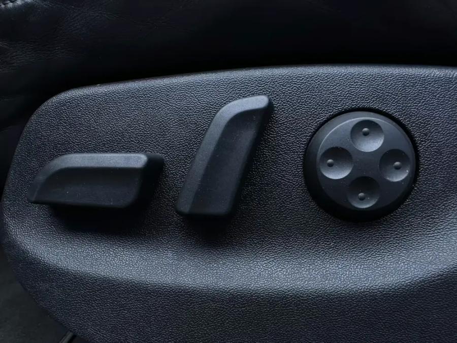 Black Audi A6 2007 in Riga, with an engine capacity of 3.00 L and mileage of 313 thousand km for 3990 €, photo 25 on AUTOMOTO.COM.LV