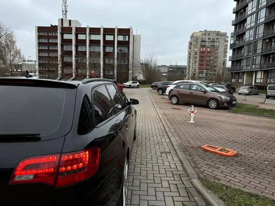 Black Audi A6 2007 in Riga, with an engine capacity of 3.00 L and mileage of 323 thousand km for 3990 €, photo 10 on AUTOMOTO.COM.LV