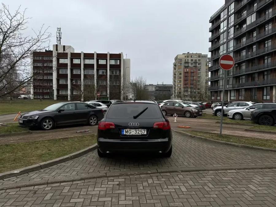 Black Audi A6 2007 in Riga, with an engine capacity of 3.00 L and mileage of 405 thousand km for 2490 €, photo 5 on AUTOMOTO.COM.LV