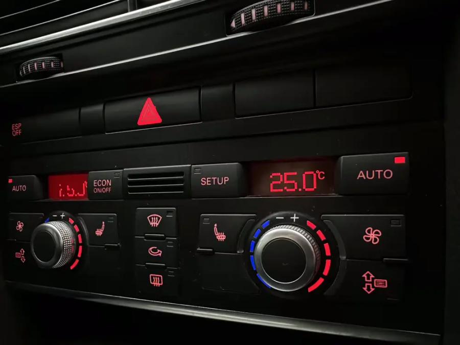 Black Audi A6 2007 in Riga, with an engine capacity of 3.00 L and mileage of 405 thousand km for 2490 €, photo 19 on AUTOMOTO.COM.LV