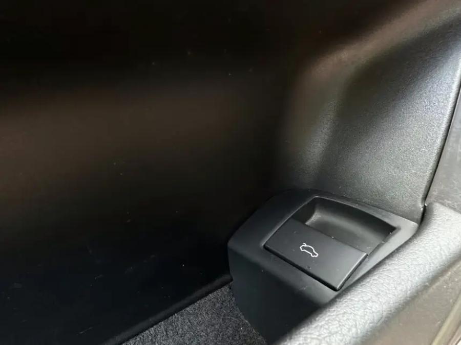 Black Audi A6 2007 in Riga, with an engine capacity of 3.00 L and mileage of 300 thousand km for 2990 €, photo 23 on AUTOMOTO.COM.LV
