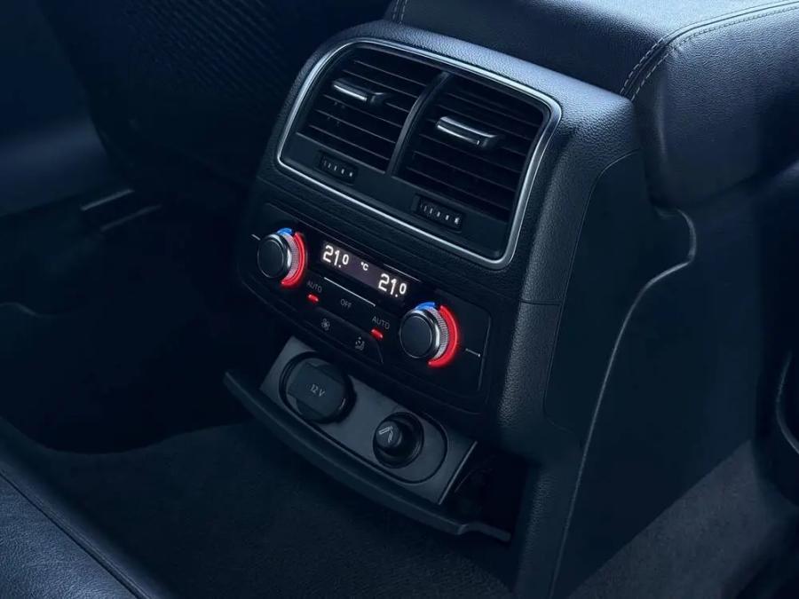 Black Audi A6 2012 in Rezekne, with an engine capacity of 3.00 L and mileage of 248 thousand km for 13990 €, photo 24 on AUTOMOTO.COM.LV