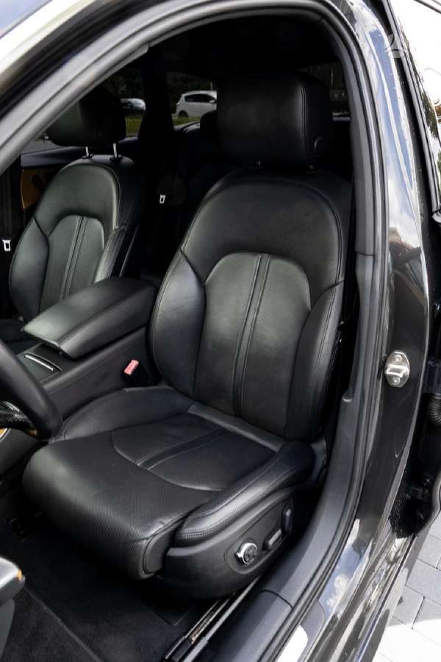 Black Audi A6 2012 in Vilnius, with an engine capacity of 2.97 L and mileage of 249 thousand km for 14800 €, photo 26 on AUTOMOTO.COM.LV