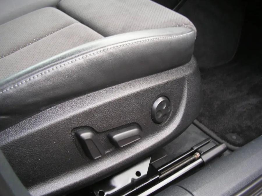 Black Audi A6 2012 in Sigulda, with an engine capacity of 3.00 L and mileage of 247 thousand km for 14950 €, photo 31 on AUTOMOTO.COM.LV