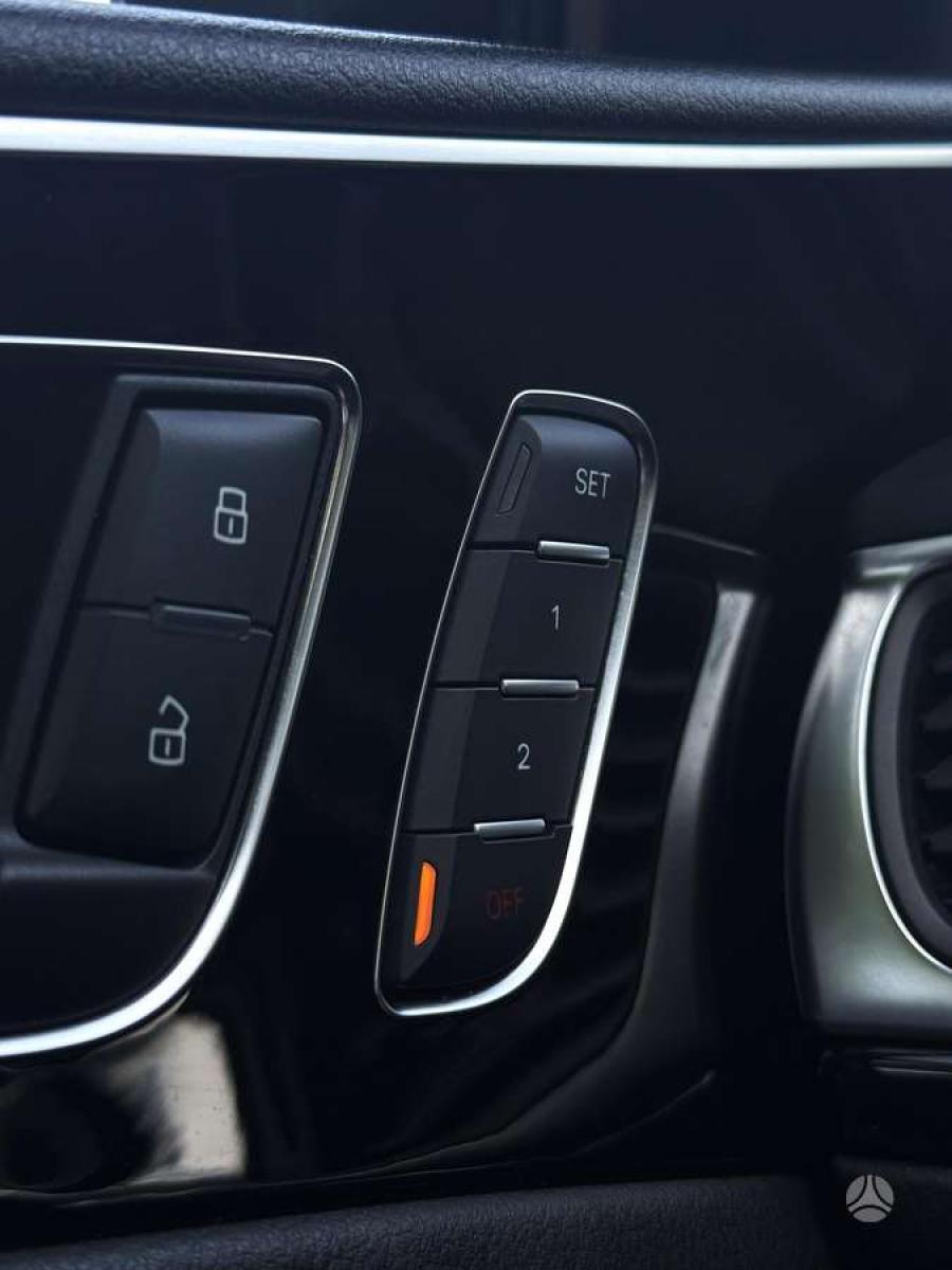 Black Audi A6 2013 in Vilnius, with an engine capacity of 2.97 L and mileage of 231 thousand km for 14500 €, photo 32 on AUTOMOTO.COM.LV