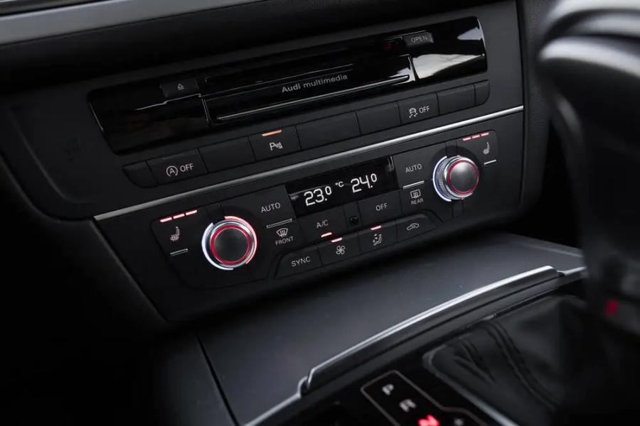 Black Audi A6 2014 in Jelgava, with an engine capacity of 3.00 L and mileage of 189 thousand km for 15900 €, photo 44 on AUTOMOTO.COM.LV