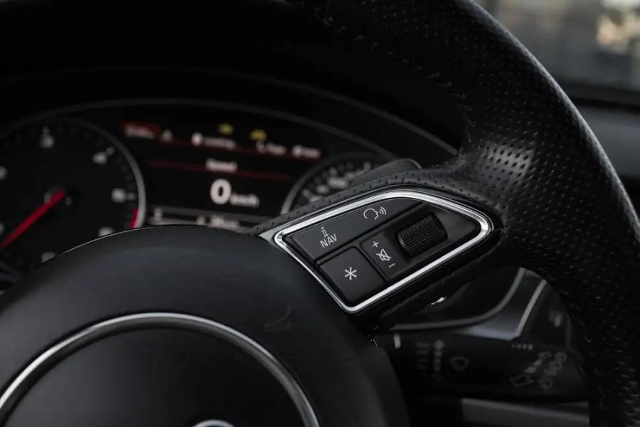 Black Audi A6 2014 in Jelgava, with an engine capacity of 3.00 L and mileage of 189 thousand km for 15900 €, photo 46 on AUTOMOTO.COM.LV