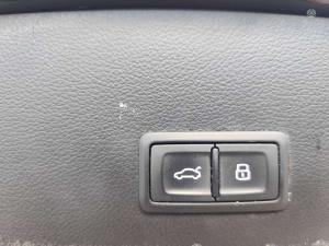 Black Audi A6 2016 in Siauliai, with an engine capacity of 2.00 L and mileage of 336 thousand km for 9750 €, photo 19 on AUTOMOTO.COM.LV