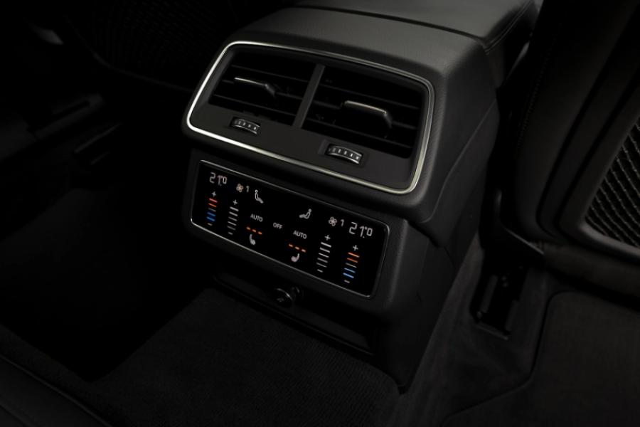Black Audi A6 2019 in Riga, with an engine capacity of 3.00 L and mileage of 210 thousand km for 24700 €, photo 12 on AUTOMOTO.COM.LV