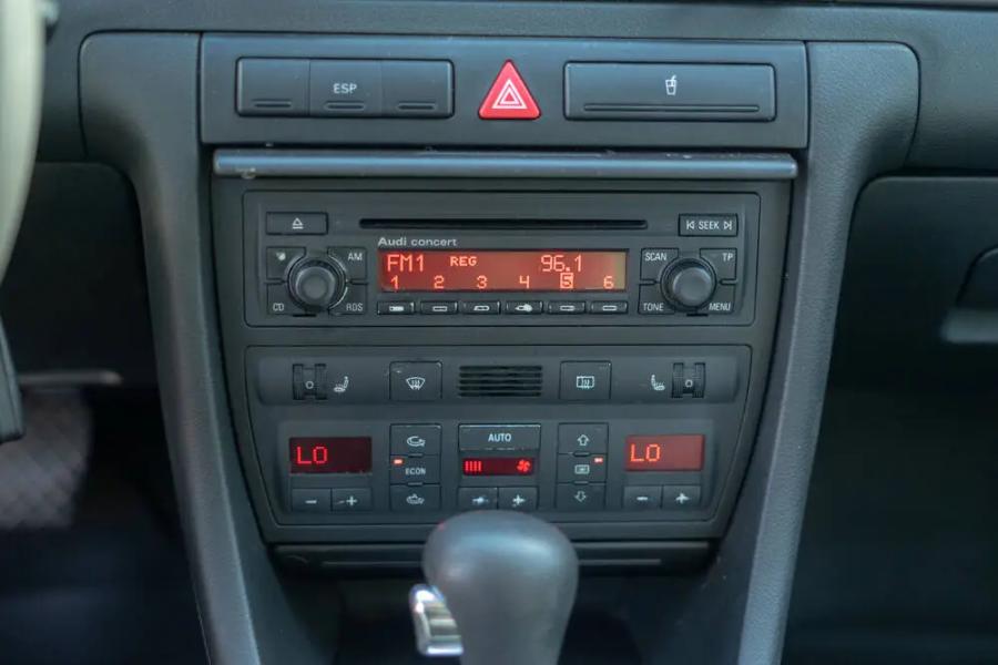 Zils Audi A6 2003 Liepāja, ar dzinēja tilpumu 2.50 L un nobraukumu 302 tūkst. km par 2500 €, foto 14 vietnē AUTOMOTO.COM.LV