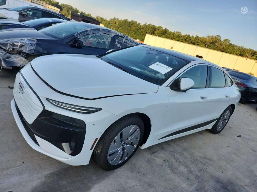 White Audi A6 e-tron 2025 in Klaipeda, with an engine capacity of 0.00 L and mileage of 16 thousand km for 27500 €, photo 3 on AUTOMOTO.COM.LV