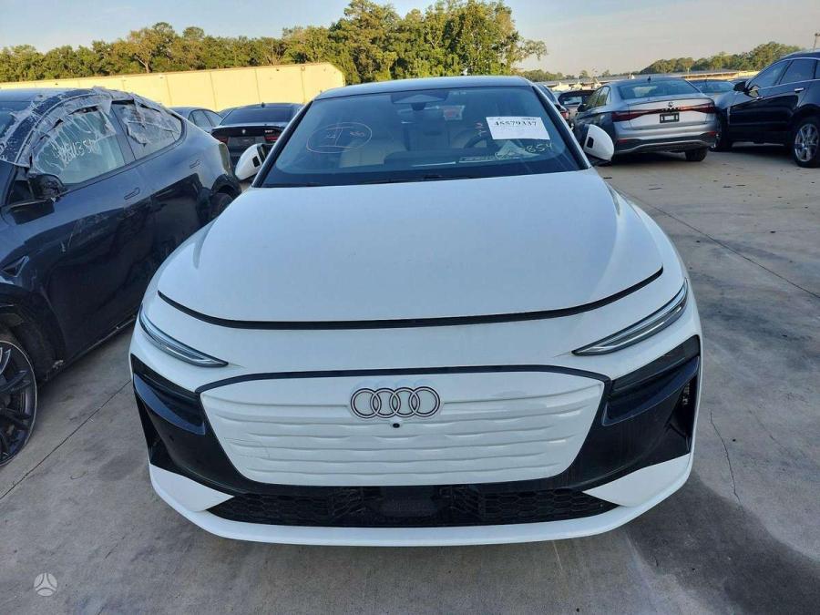 White Audi A6 e-tron 2025 in Klaipeda, with an engine capacity of 0.00 L and mileage of 16 thousand km for 27500 €, photo 4 on AUTOMOTO.COM.LV