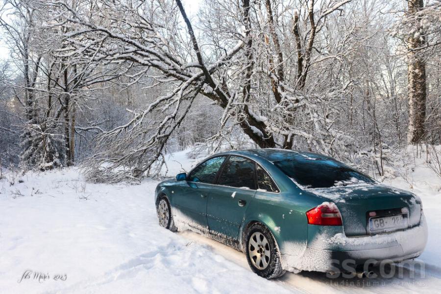 Green Audi A6 1997 in Kuldiga, with an engine capacity of 2.40 L and mileage of 472 thousand km for 1200 €, photo 1 on AUTOMOTO.COM.LV