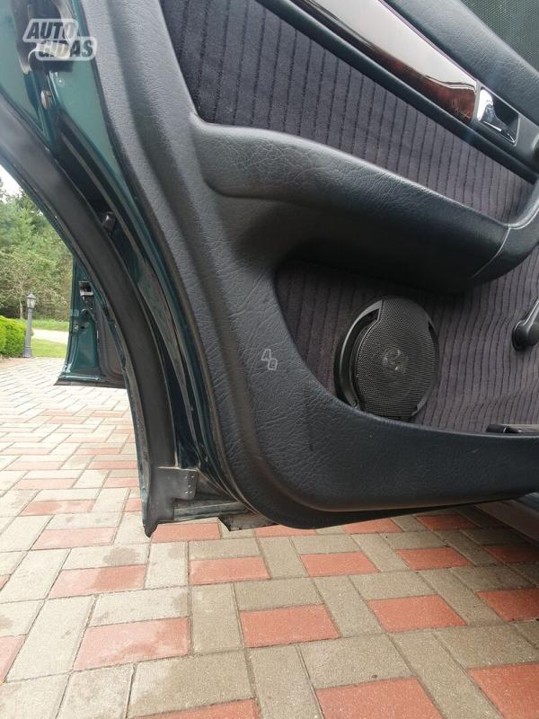 Green Audi A6 1994 in Vilnius, with an engine capacity of 2.50 L and mileage of 389 thousand km for 870 €, photo 8 on AUTOMOTO.COM.LV