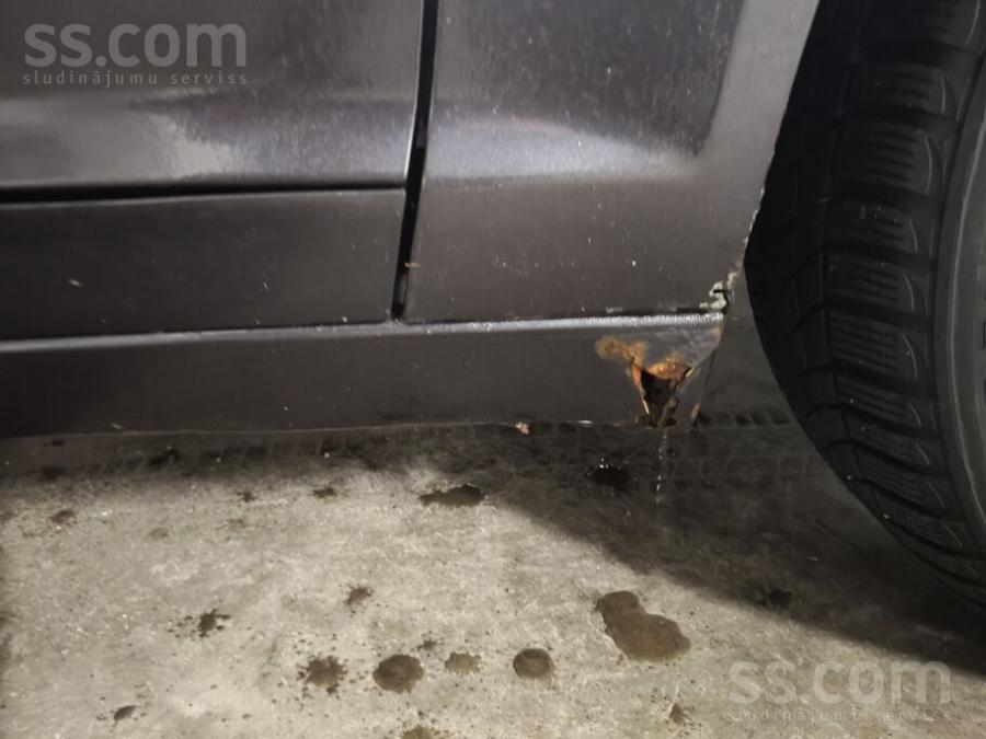 Pelēks Audi A6 2004 Liepāja, ar dzinēja tilpumu 3.20 L un nobraukumu 290 tūkst. km par 1500 €, foto 7 vietnē AUTOMOTO.COM.LV