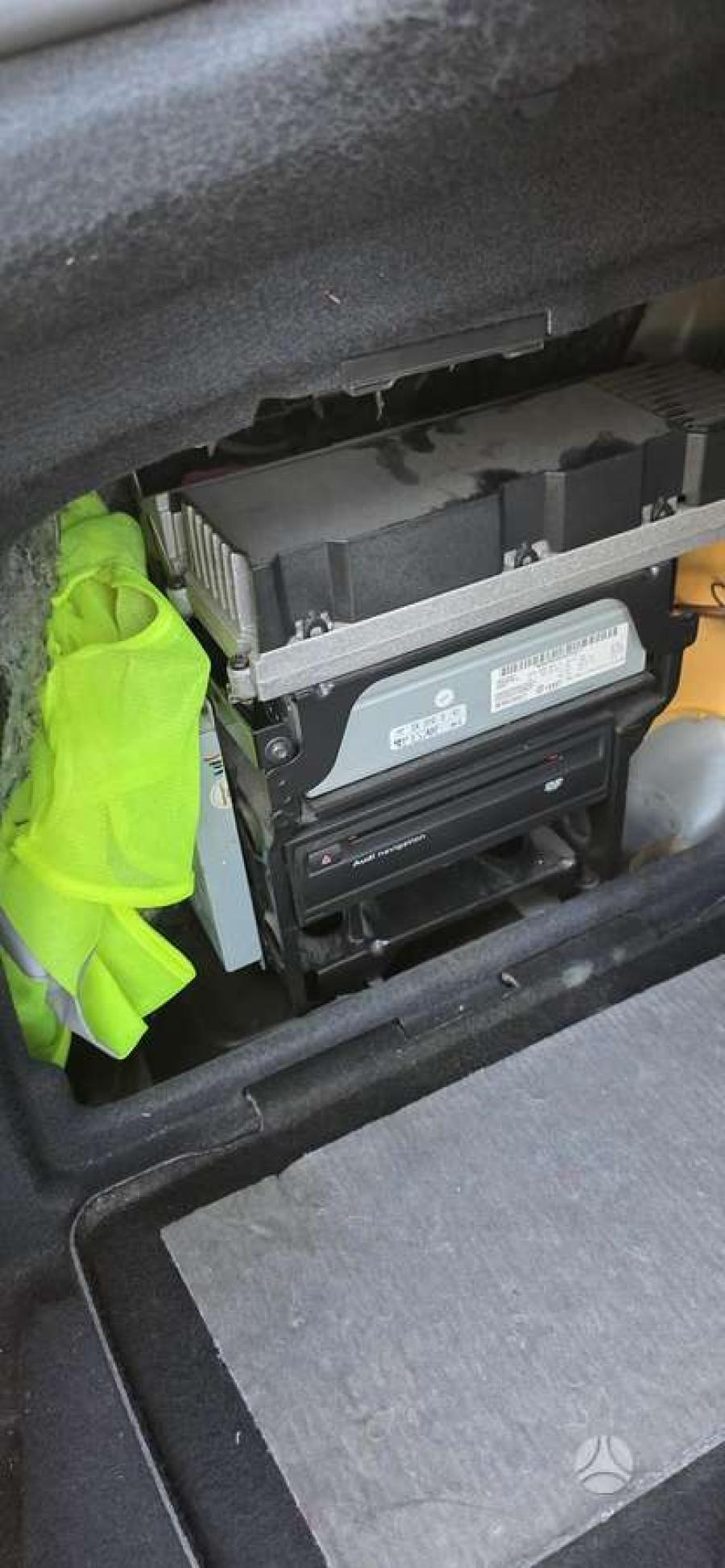 Grey Audi A6 2006 in Vilnius, with an engine capacity of 2.97 L and mileage of 456 thousand km for 1400 €, photo 18 on AUTOMOTO.COM.LV