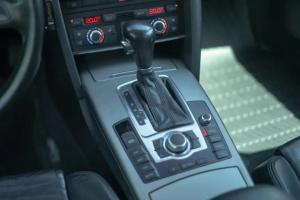 Pelēks Audi A6 2006 Liepāja, ar dzinēja tilpumu 3.00 L un nobraukumu 240 tūkst. km par 4350 €, foto 19 vietnē AUTOMOTO.COM.LV