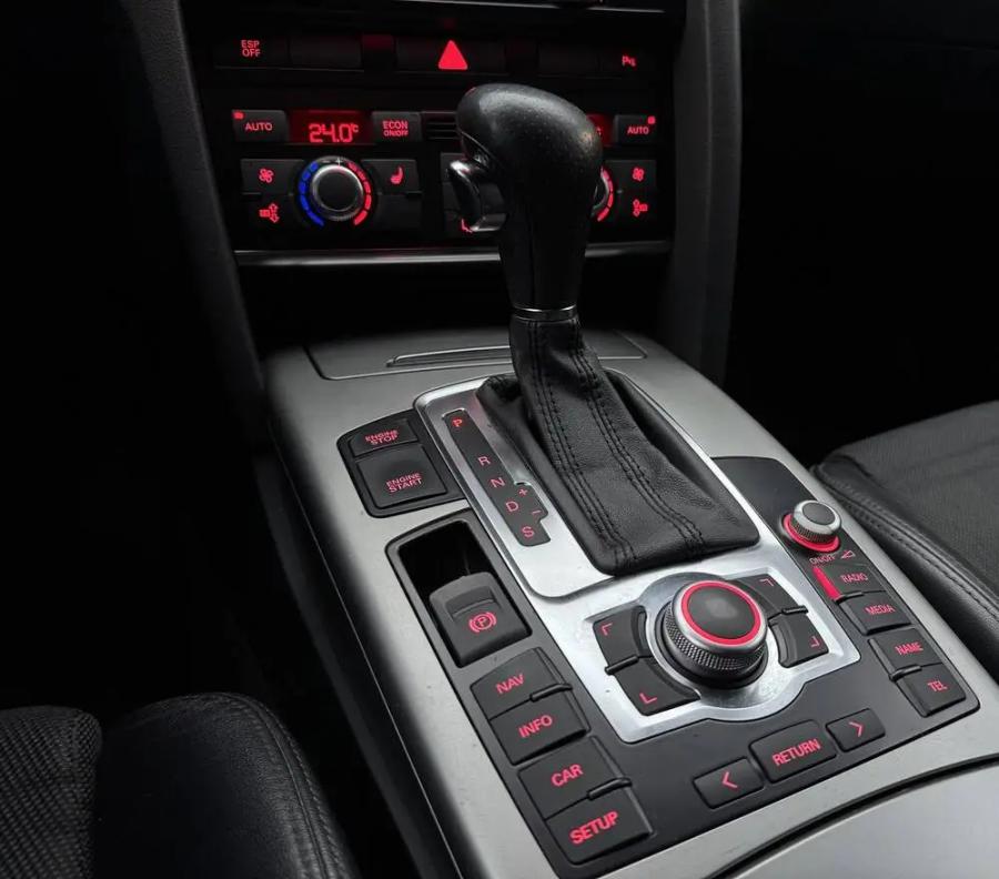 Grey Audi A6 2007 in Riga, with an engine capacity of 3.00 L and mileage of 318 thousand km for 3990 €, photo 17 on AUTOMOTO.COM.LV