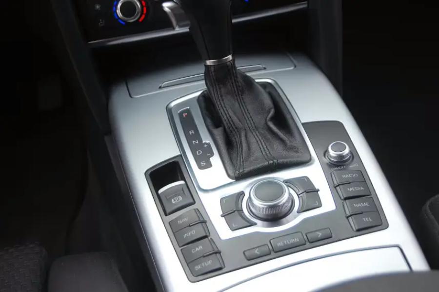 Pelēks Audi A6 2011 Jēkabpils, ar dzinēja tilpumu 2.00 L un nobraukumu 282 tūkst. km par 5300 €, foto 21 vietnē AUTOMOTO.COM.LV