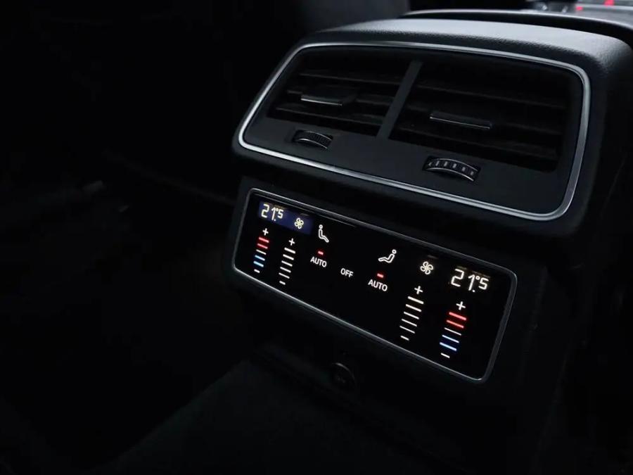Grey Audi A6 2020 in Riga, with an engine capacity of 2.00 L and mileage of 250 thousand km for 24490 €, photo 26 on AUTOMOTO.COM.LV