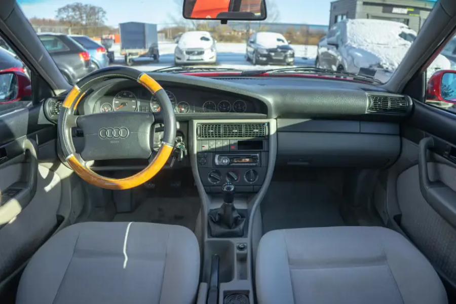 Sarkans Audi A6 1996 Liepāja, ar dzinēja tilpumu 1.80 L un nobraukumu 280 tūkst. km par 1200 €, foto 6 vietnē AUTOMOTO.COM.LV