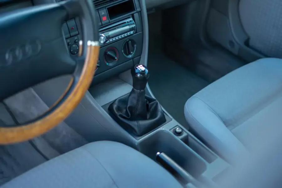 Sarkans Audi A6 1996 Liepāja, ar dzinēja tilpumu 1.80 L un nobraukumu 280 tūkst. km par 1200 €, foto 16 vietnē AUTOMOTO.COM.LV