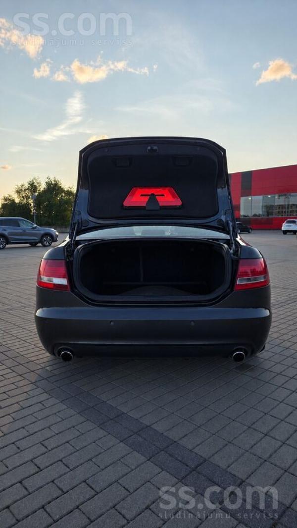 Audi A6 2004 in Riga, with an engine capacity of 3.20 L and mileage of 265 thousand km for 2400 €, photo 4 on AUTOMOTO.COM.LV
