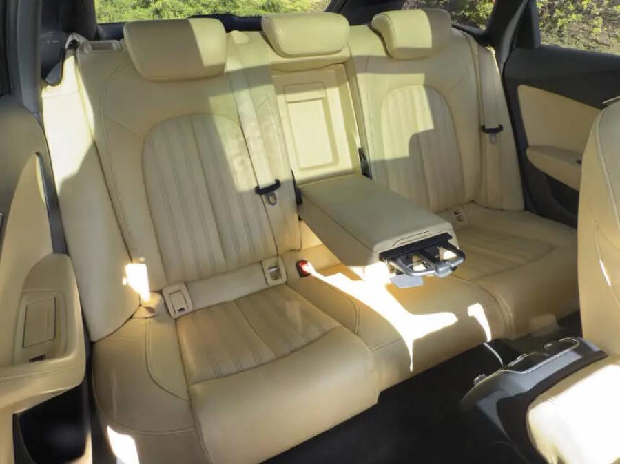 White Audi A6 2012 in Riga, with an engine capacity of 3.00 L and mileage of 338 thousand km for 9150 €, photo 30 on AUTOMOTO.COM.LV