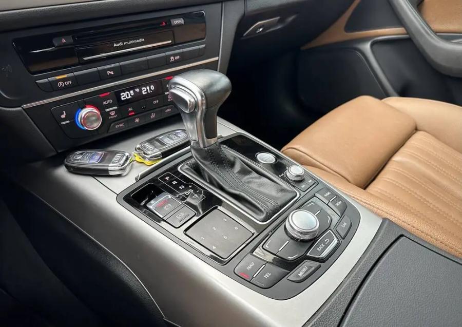 White Audi A6 2013 in Rezekne, with an engine capacity of 3.00 L and mileage of 239 thousand km for 8990 €, photo 20 on AUTOMOTO.COM.LV