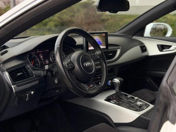 White Audi A7 Sportback 2011 in Riga, with an engine capacity of 3.00 L and mileage of 242 thousand km for 11900 €, photo 9 on AUTOMOTO.COM.LV