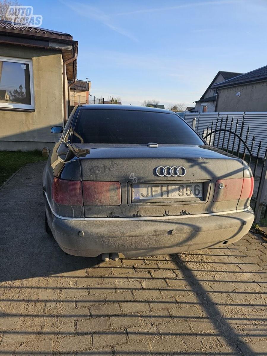 Melns Audi A8 2000 Viļņa, ar dzinēja tilpumu 2.50 L un nobraukumu 350 tūkst. km par 950 €, foto 3 vietnē AUTOMOTO.COM.LV