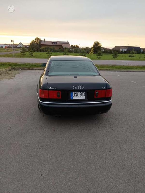 Black Audi A8 2002 in Kaunas, with an engine capacity of 4.20 L and mileage of 469 thousand km for 3990 €, photo 4 on AUTOMOTO.COM.LV