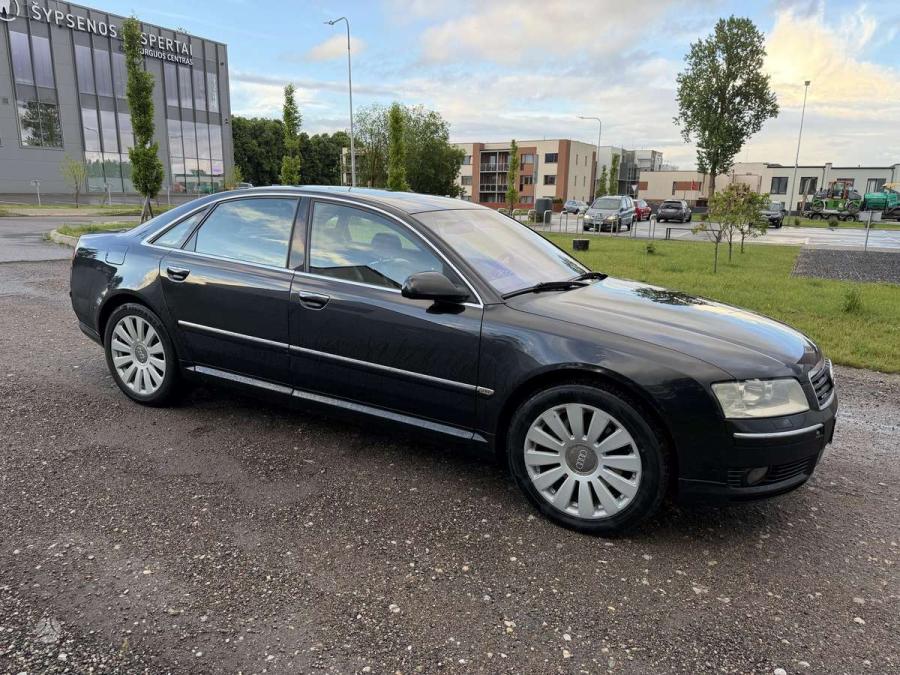 Black Audi A8 2004 in Vilnius, with an engine capacity of 3.94 L and mileage of 442 thousand km for 2999 €, photo 6 on AUTOMOTO.COM.LV