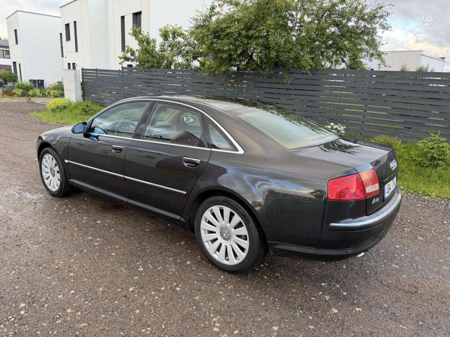 Black Audi A8 2004 in Vilnius, with an engine capacity of 3.94 L and mileage of 442 thousand km for 2999 €, photo 10 on AUTOMOTO.COM.LV