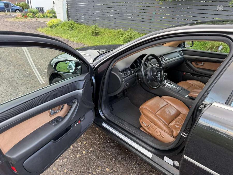 Black Audi A8 2004 in Vilnius, with an engine capacity of 3.94 L and mileage of 442 thousand km for 2999 €, photo 12 on AUTOMOTO.COM.LV